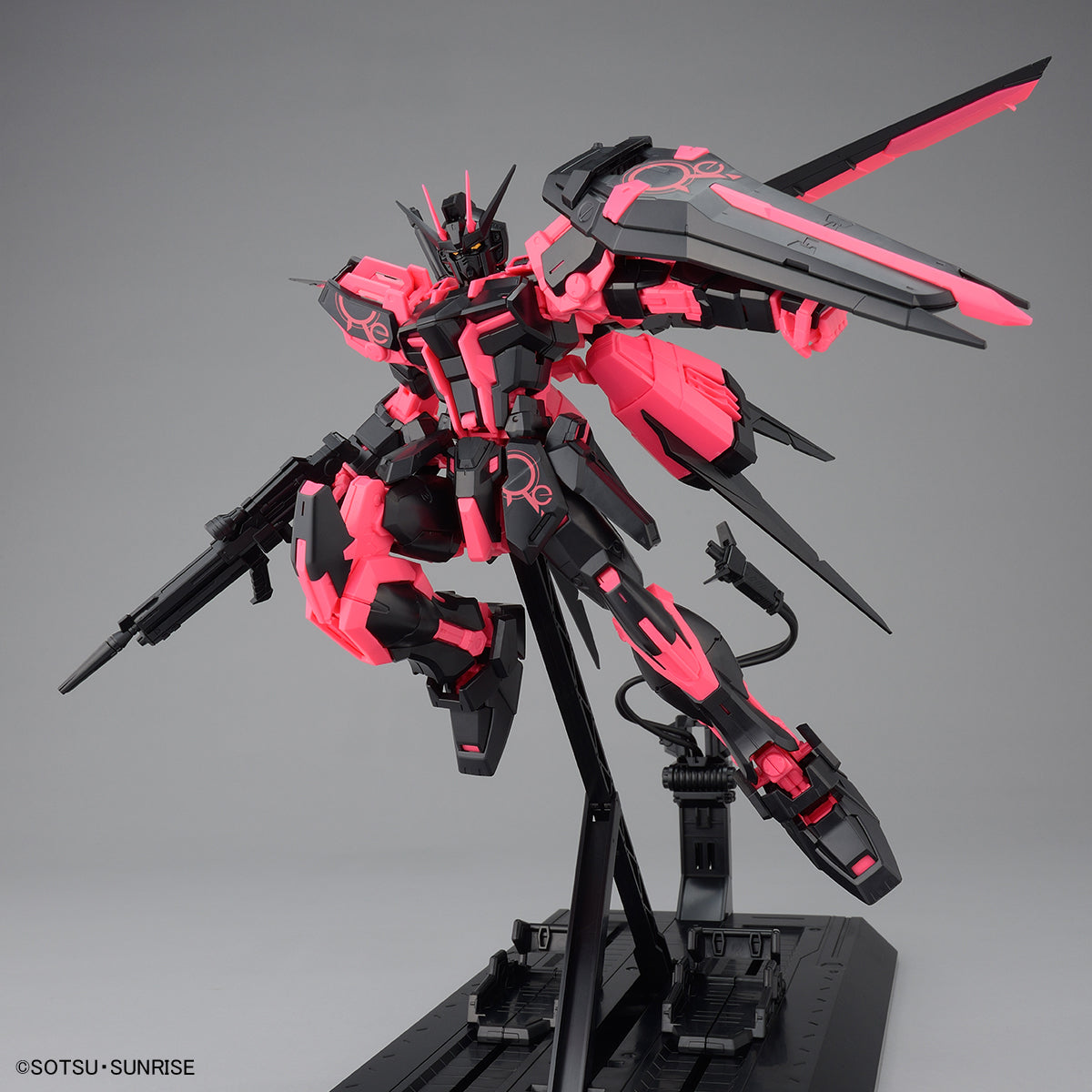 Event limited item MG 1/100 Aile Strike Gundam Ver.RM Neon Pink ecopla ...